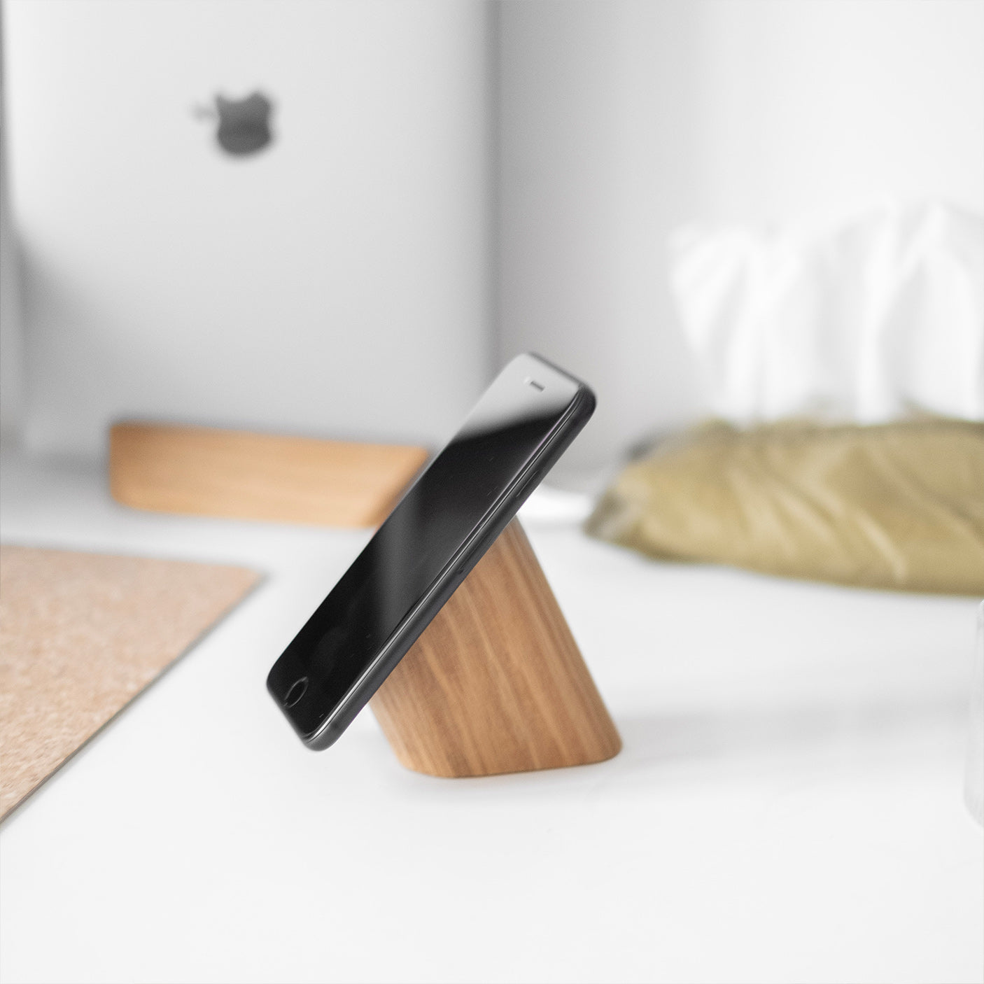 Risco Floating Smartphone Stand · Oak – Woodendot