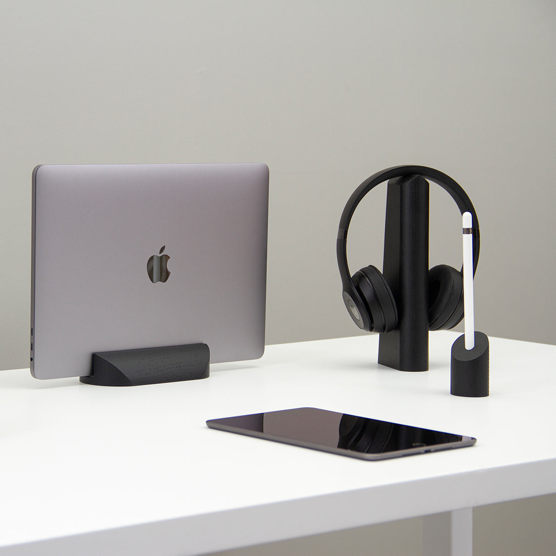 Loma Vertical Laptop Stand · Black – Woodendot